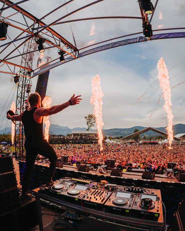 Fiamme alte 10 m per gli show del Nameless Festival